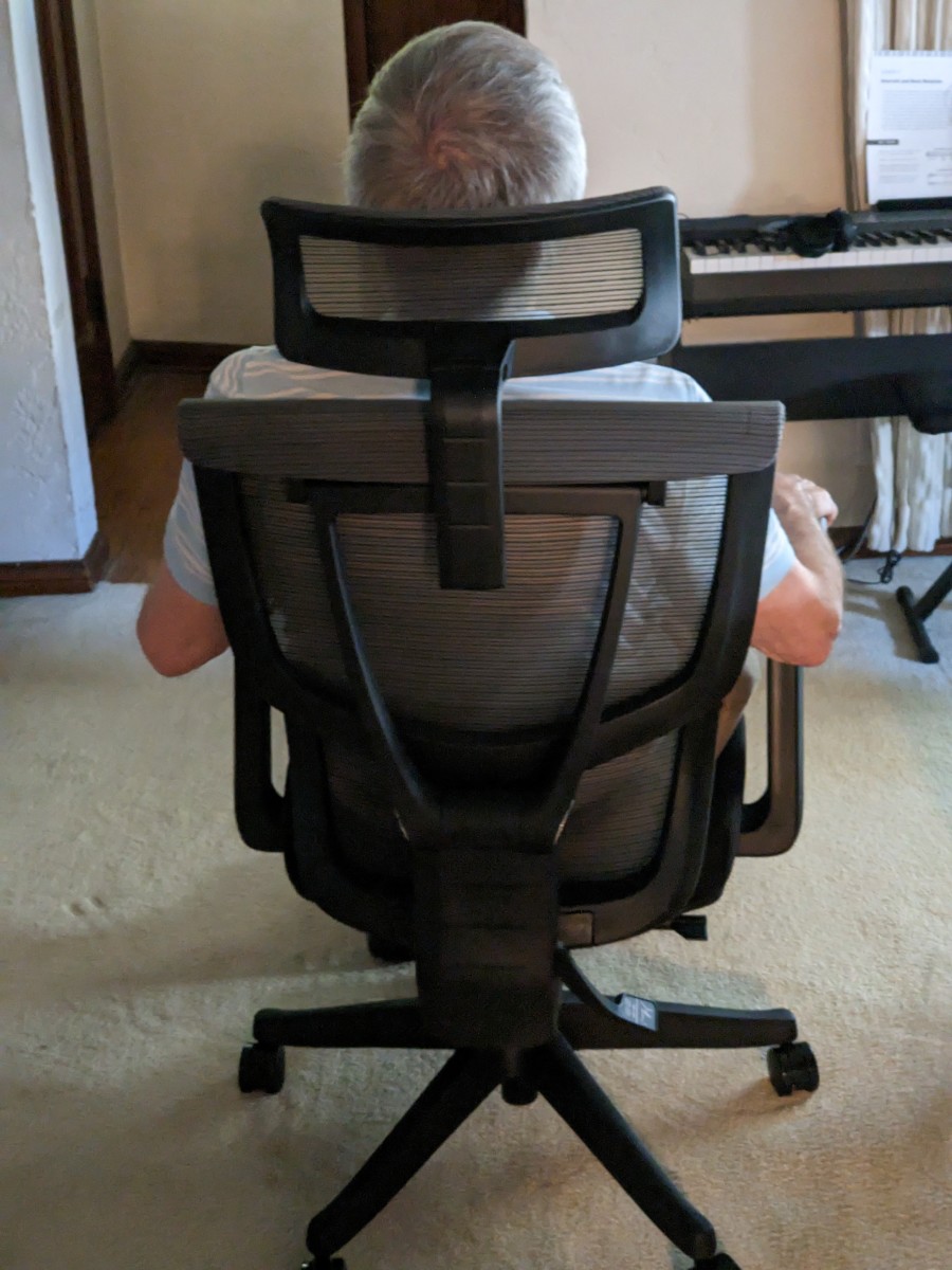 The C7 Ergonomic Chair Black with Footrest Gives You A Leg Up For ...