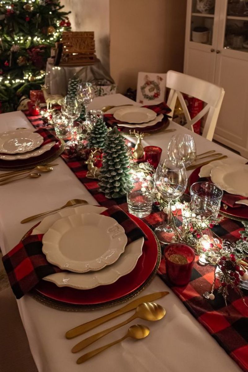 20+ Stunning Christmas Tablescape Settings and Decorating Ideas - HubPages