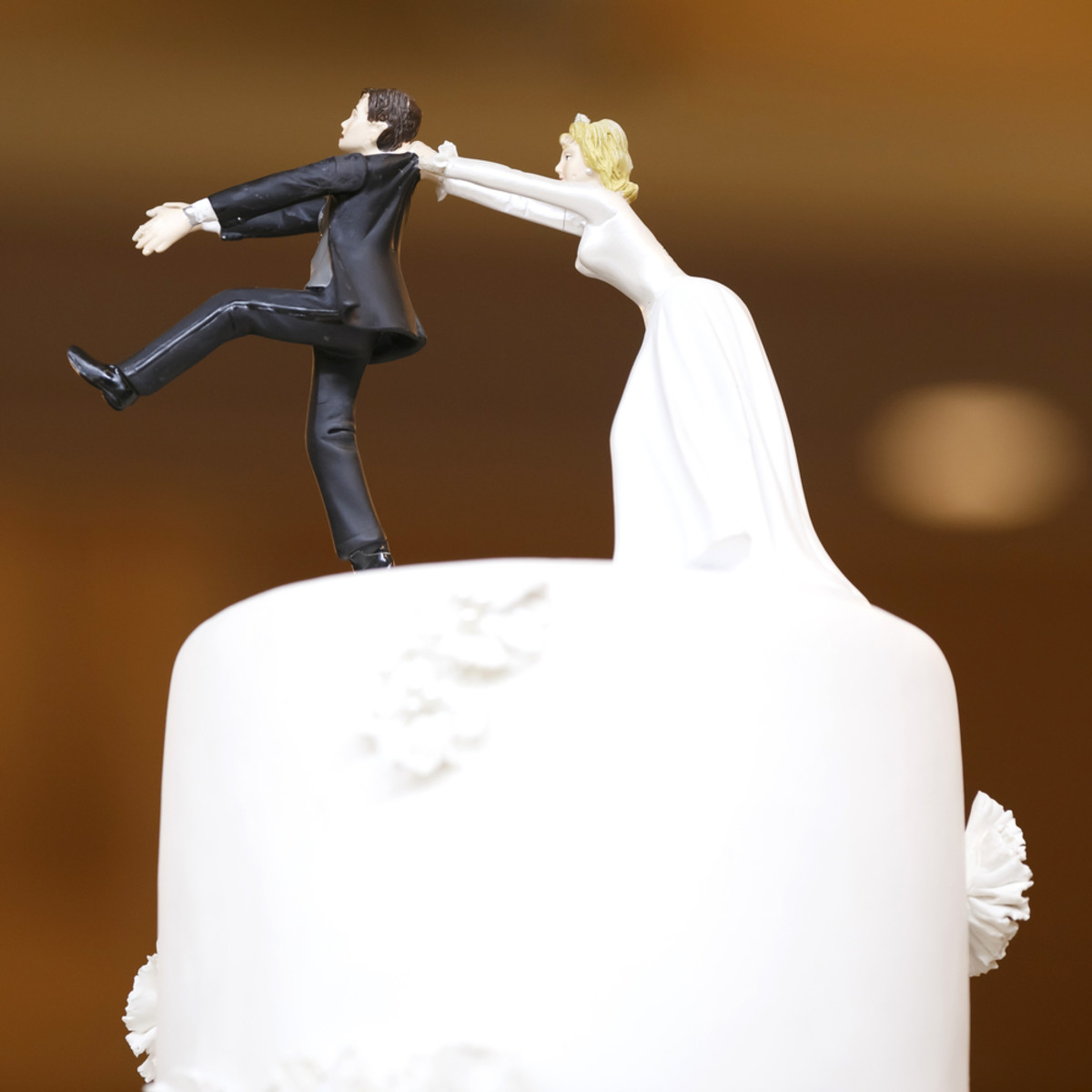 Bride Has the Most Fitting Reaction After Groom's Total Wedding Cake Fail - Delishably News