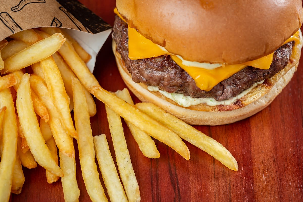 Daughter Hilariously Refuses to Eat Cheeseburger For a Funny Reason ...