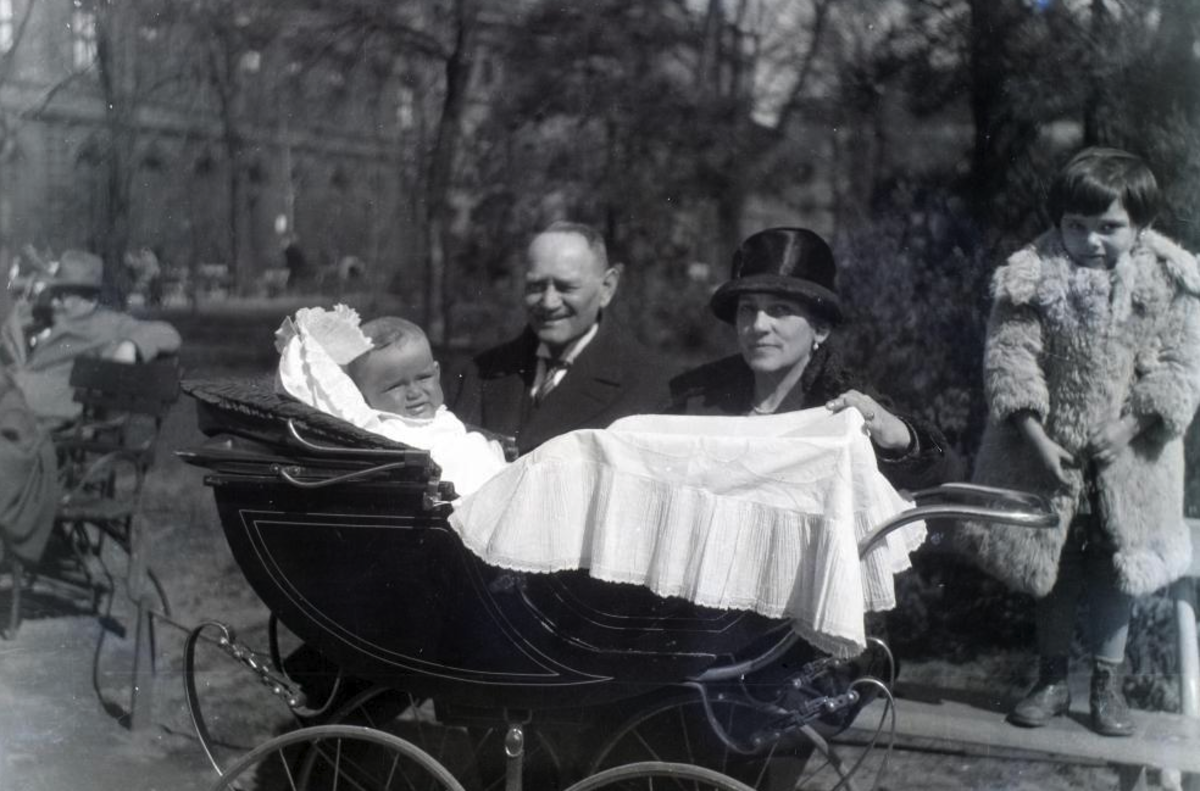 See How the Stroller Has Changed in 100 Years! - HubPages