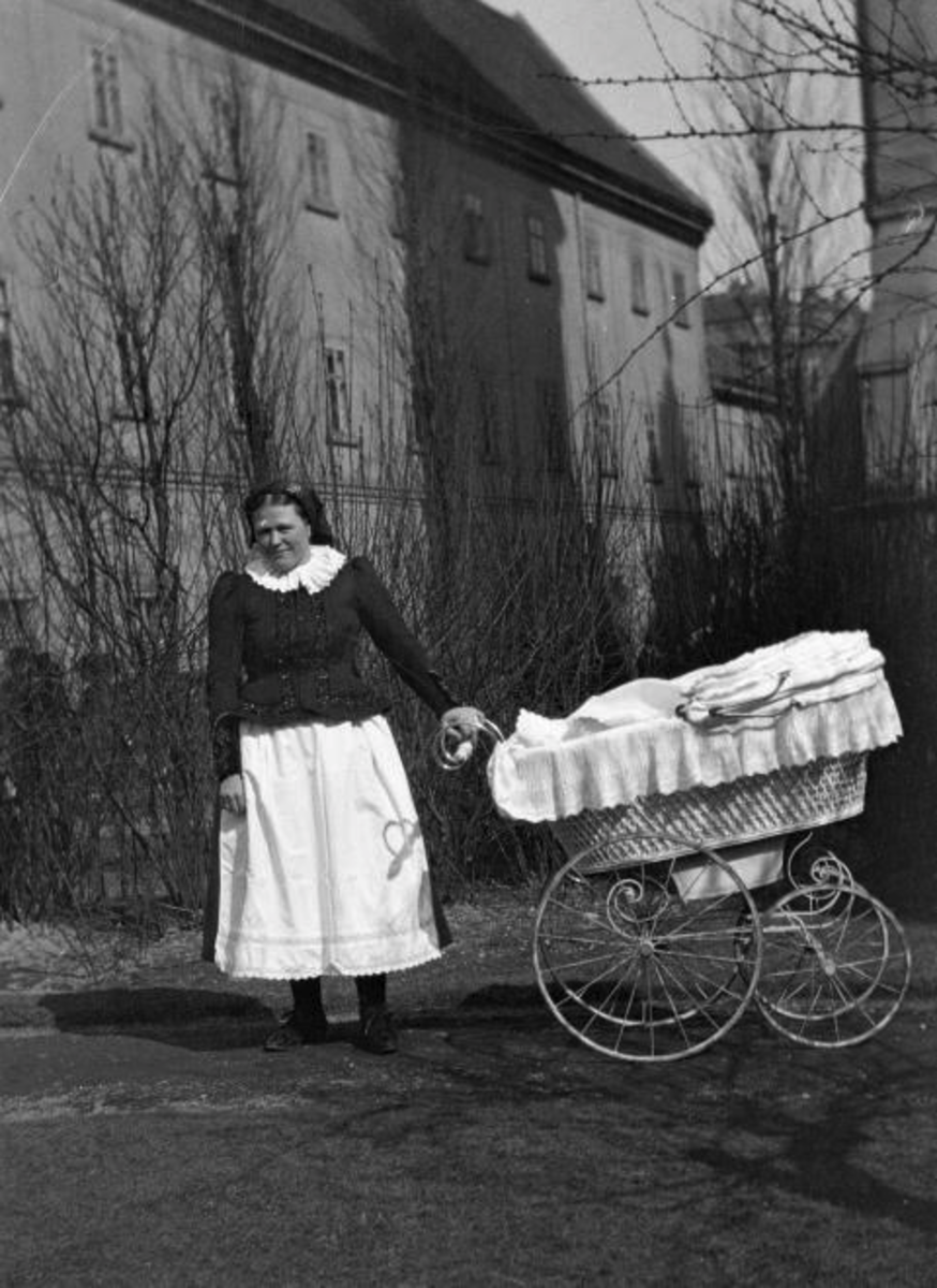See How the Stroller Has Changed in 100 Years! - HubPages