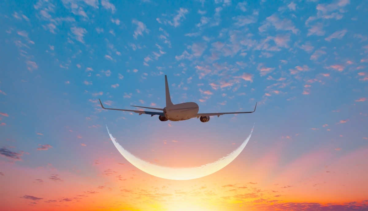 Man Takes Extraordinary Video Through Plane Window That Appears to Show ...