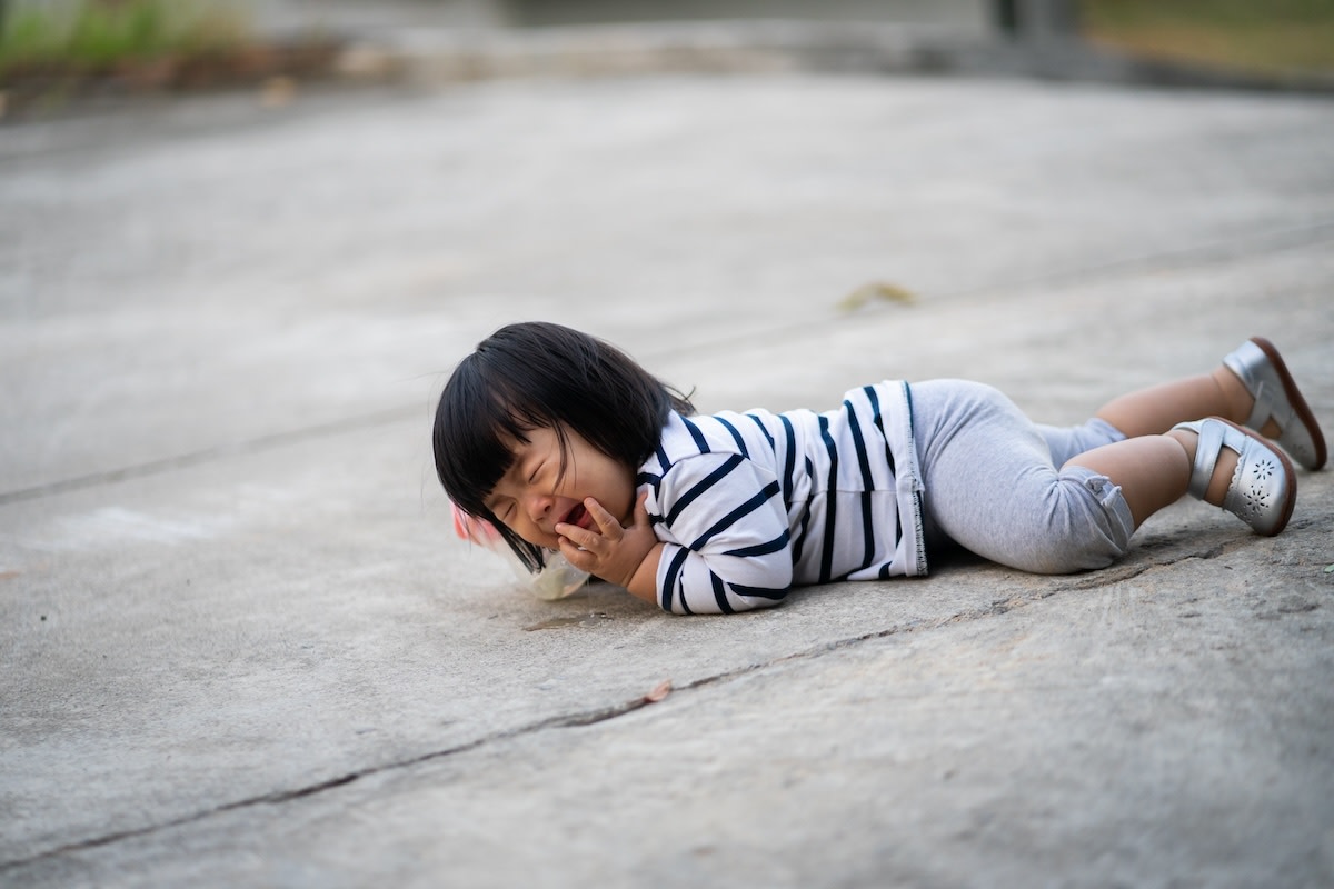 Mom Proves That How We React to Kids Falling Makes a Big Difference ...