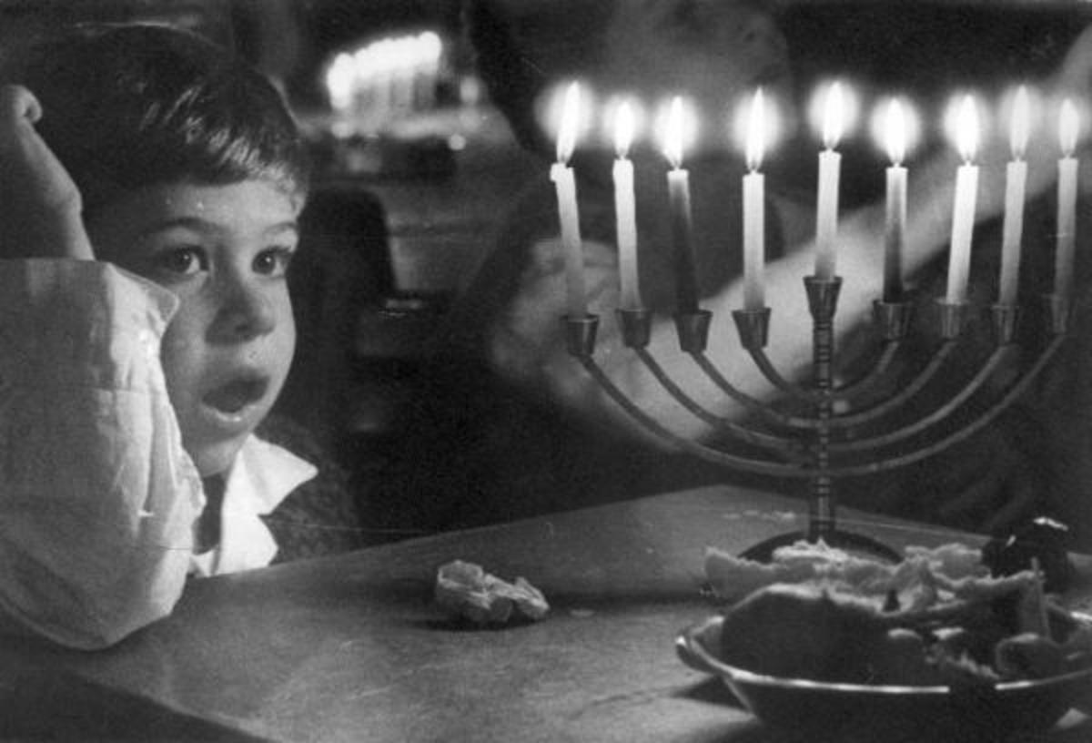 Hanukkah and Kwanzaa Use the Symbol of Candlelight in Celebration. How ...