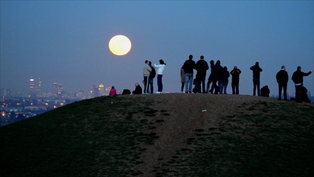 10 Amazing Pictures of the Super Moon from Around the Globe! - HubPages