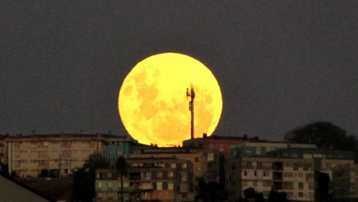10 Amazing Pictures of the Super Moon from Around the Globe! - HubPages