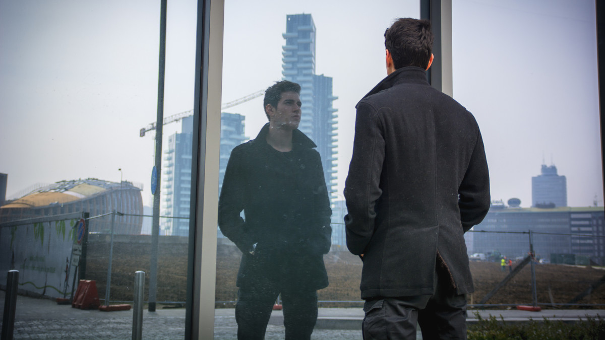 Watch How Man Makes It Appear That He Physically Enters a Reflection ...