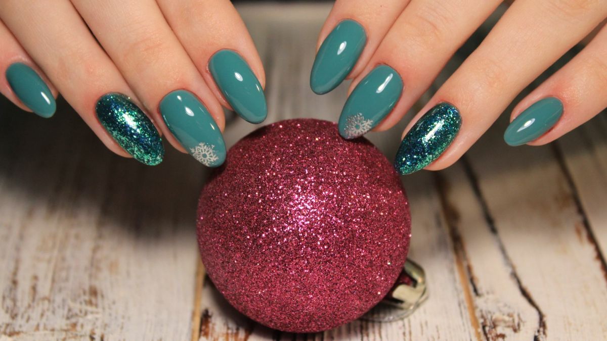 50+ Trendy Christmas Nail Ideas for the Holiday Season - HubPages