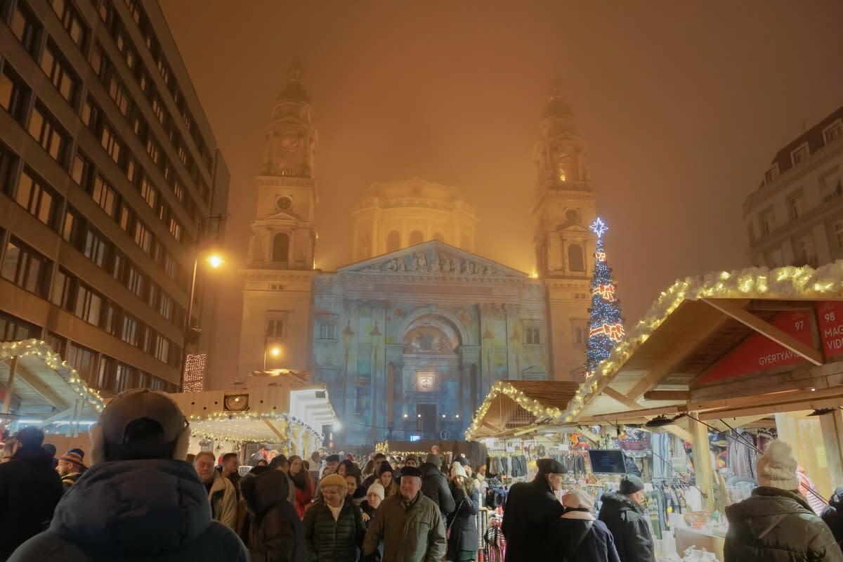 This Is How the Festive Lights Shine in Budapest - HubPages