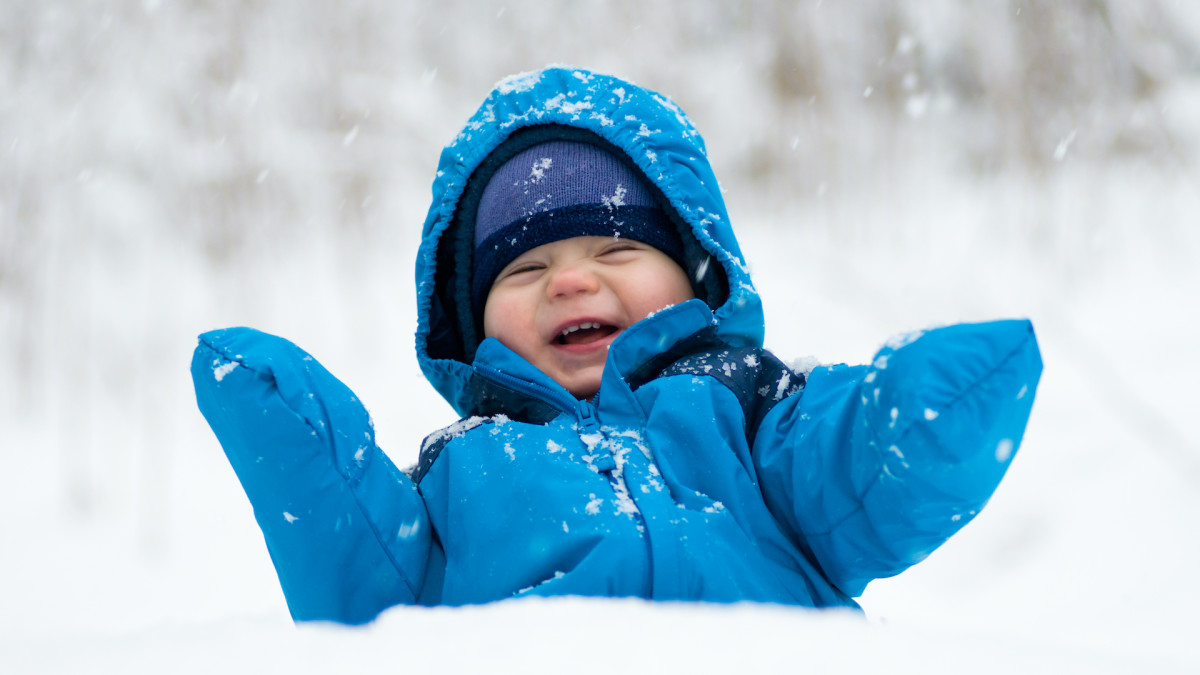 Toddler Has Amazing First Snow Experience Thanks to Grandma ...