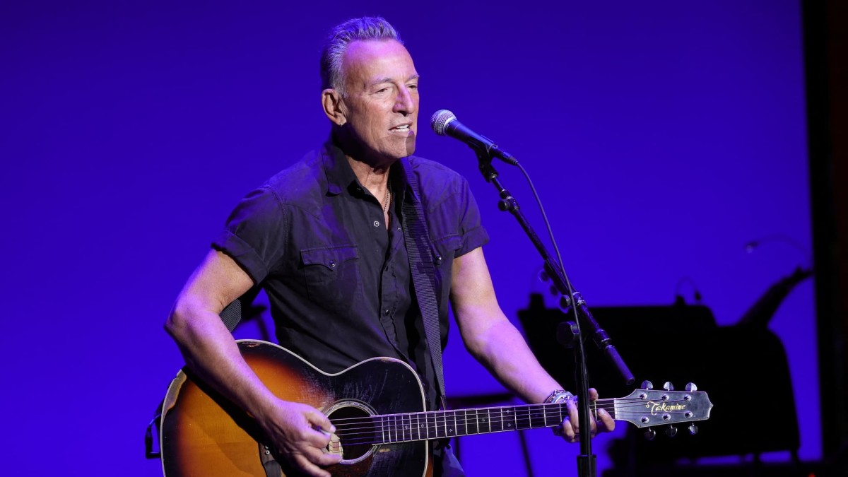 Male Singers Over Age 70 (and Still Going Strong!) - HubPages