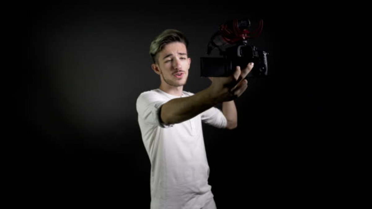 How to be a Vlogger or Video Blogger: Female and Male Vloggers Guide ...