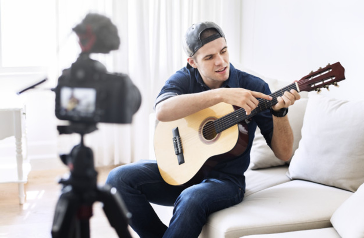 How to be a Vlogger or Video Blogger: Female and Male Vloggers Guide ...